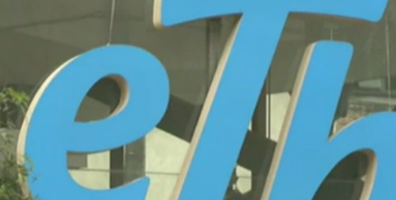 Dos trabajadores de la ETB se encadenan a sus escritorios como protesta ...